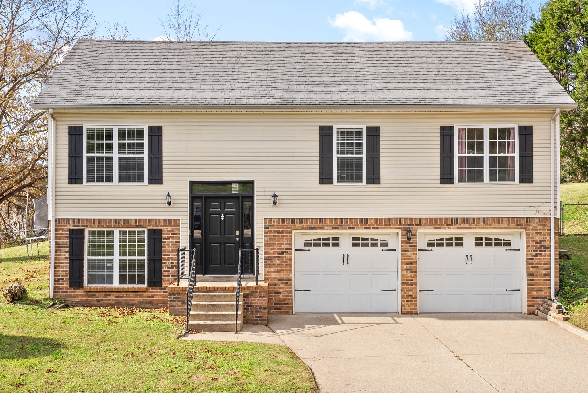 Roam | Buy 524 Barney Ln, Clarksville, TN with a 5.55% mortgage included.
