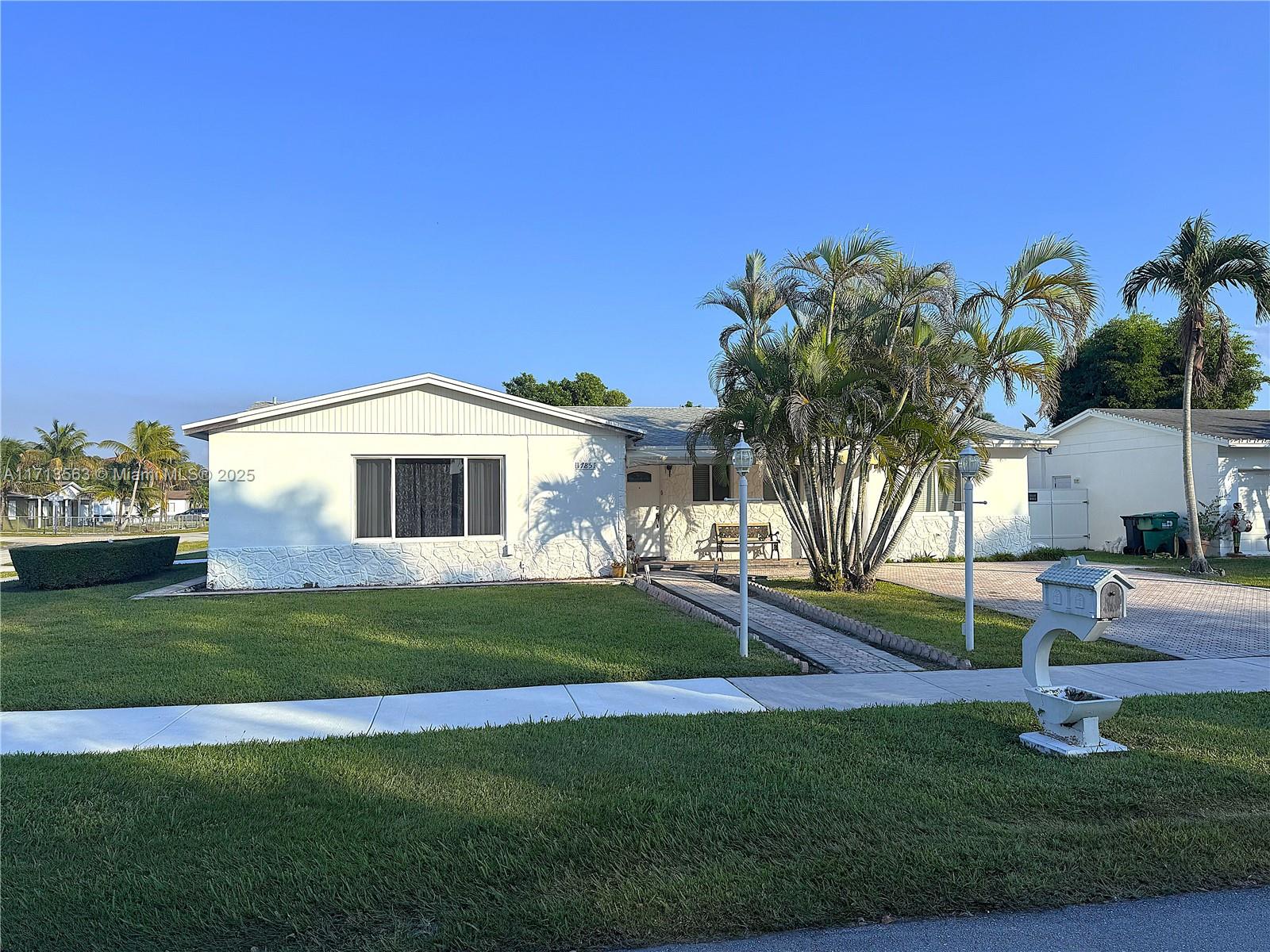 Roam | 17851 SW 91st Ave, Palmetto Bay, FL, 33157