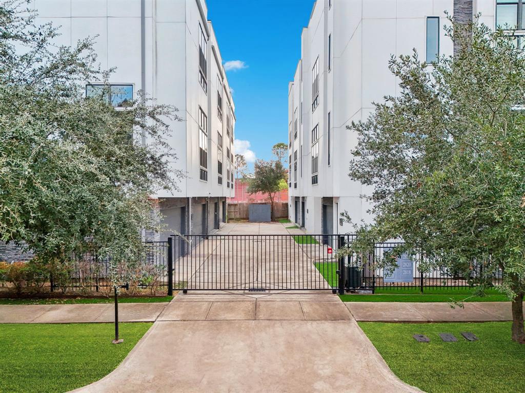 Roam | 2822 Clay St, Houston, TX, 77003